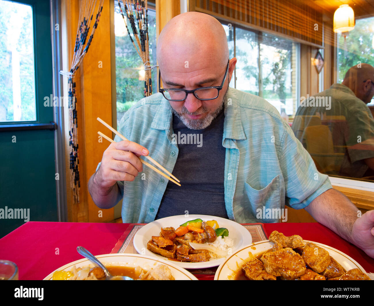 Chinese eating with chopsticks hi-res stock photography and images - Alamy