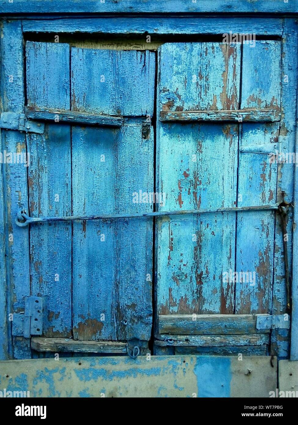Old blue window hi-res stock photography and images - Alamy