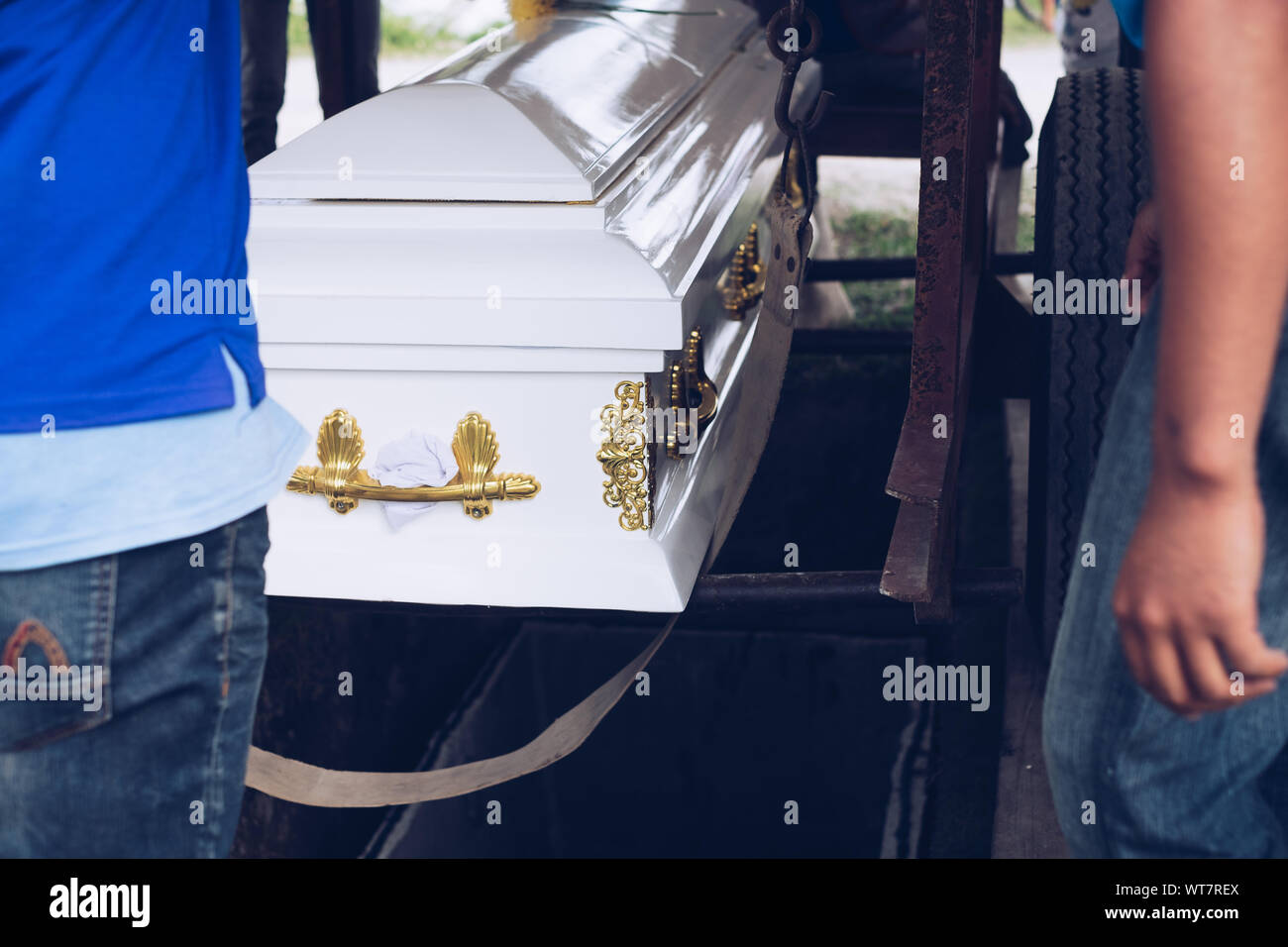 Lowering casket into grave hi-res stock photography and images - Alamy
