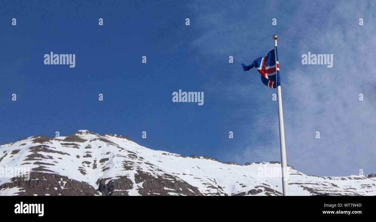 Hoisting british flag hi-res stock photography and images - Alamy
