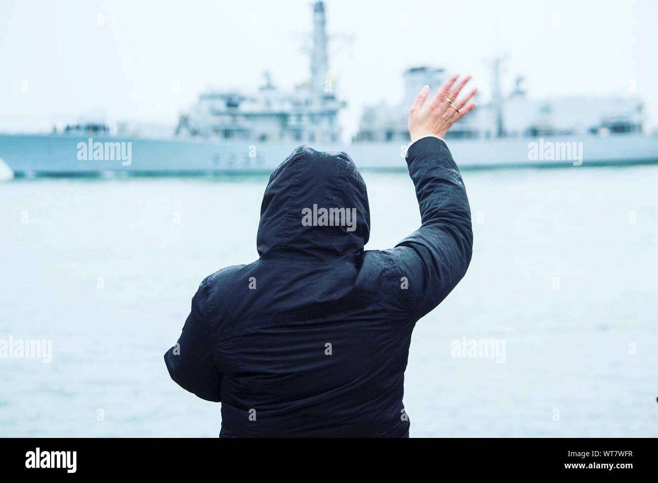 Ship leaving waving hi-res stock photography and images - Alamy