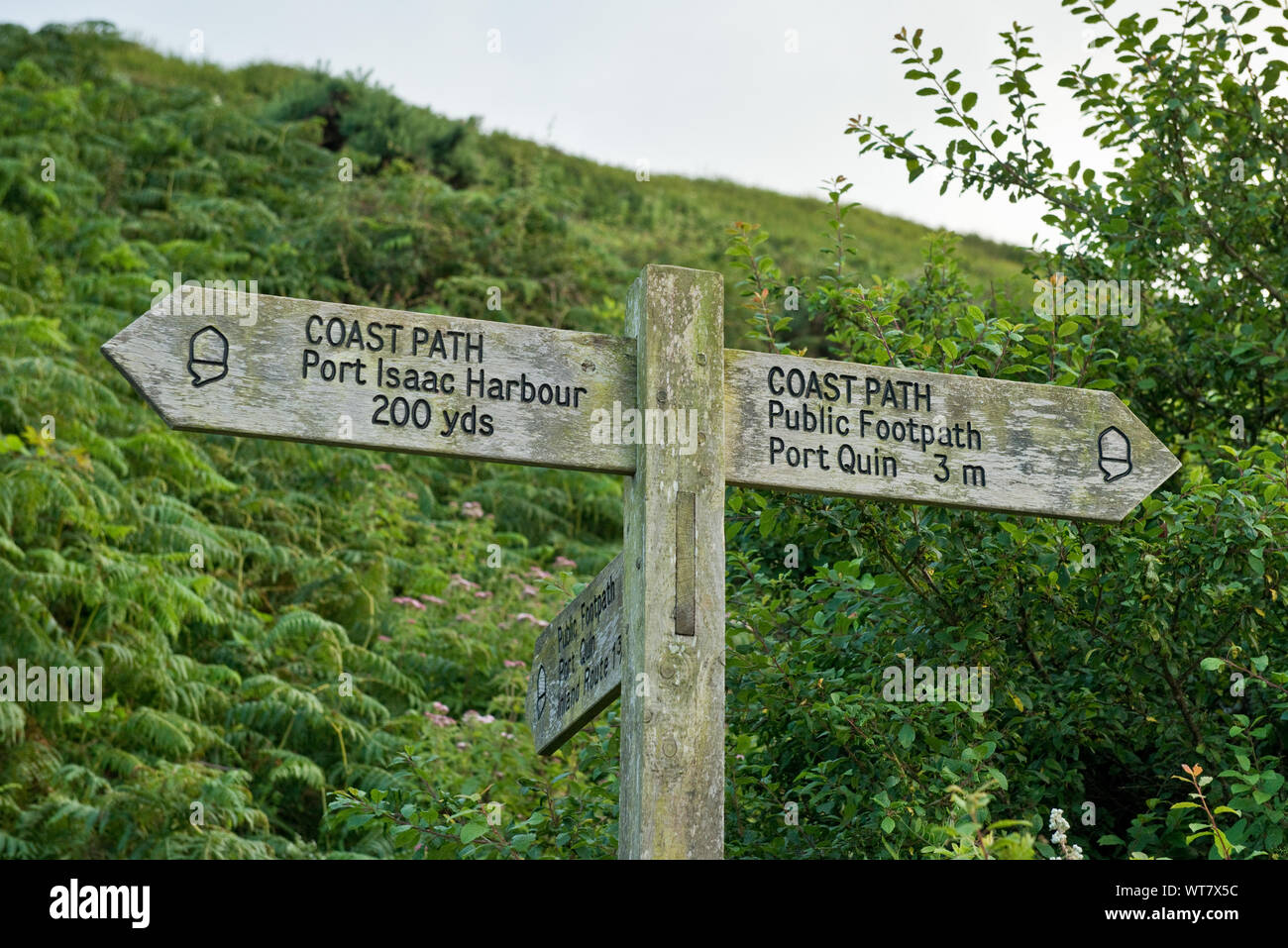 Cornish coastal path signs to Port Isaac and Port Quin. Cornwall ...