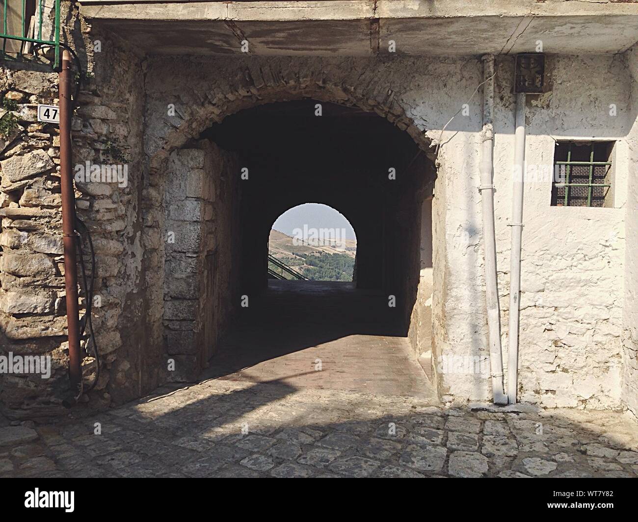 Arched walkway hi-res stock photography and images - Alamy