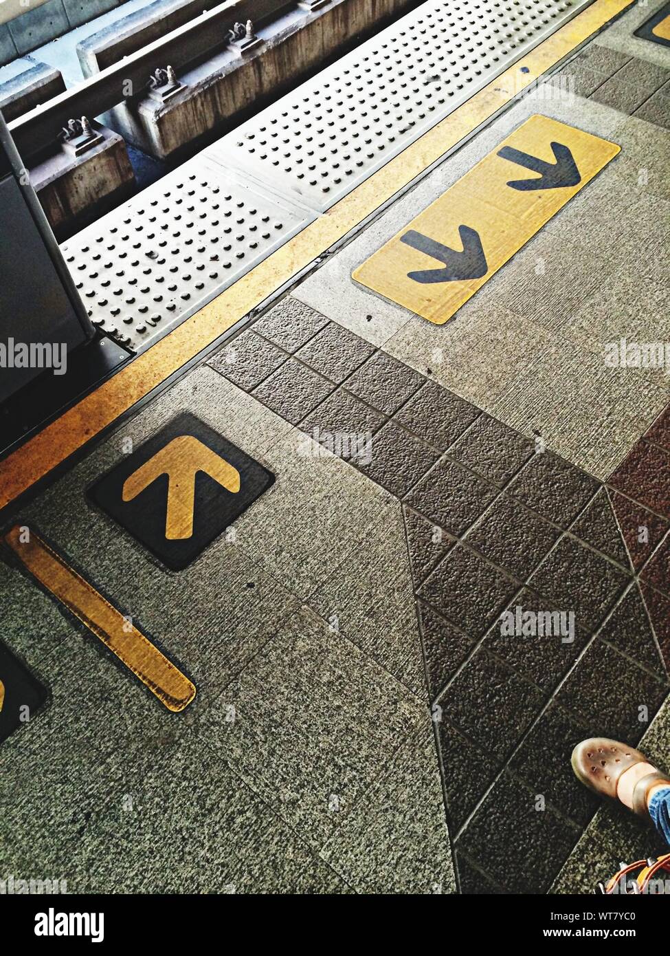 Platform symbols hi-res stock photography and images - Alamy
