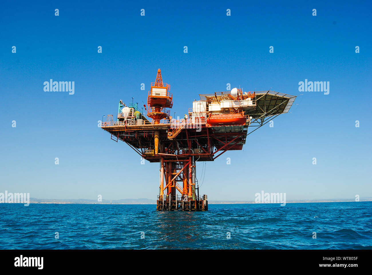 Oil rig blue sky sea hi-res stock photography and images - Alamy
