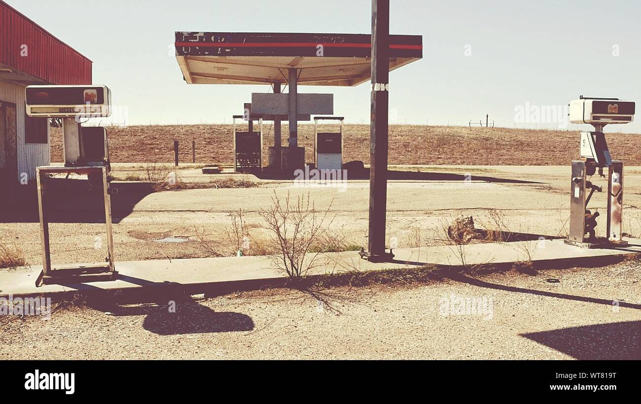 Empty old gas station hi-res stock photography and images - Alamy