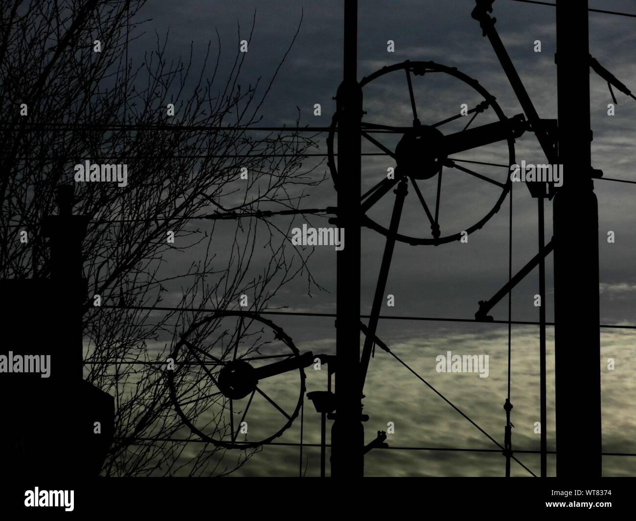 Cable attached pole hi-res stock photography and images - Alamy