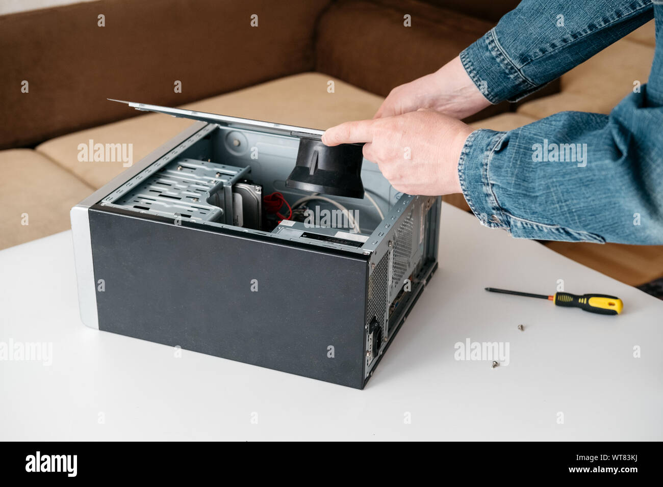 Technician take off part hi-res stock photography and images - Alamy