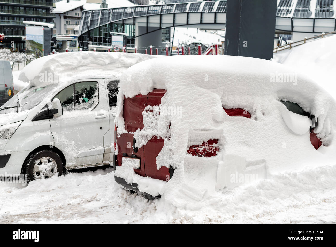 Car parked on driveway winter hi-res stock photography and images - Alamy