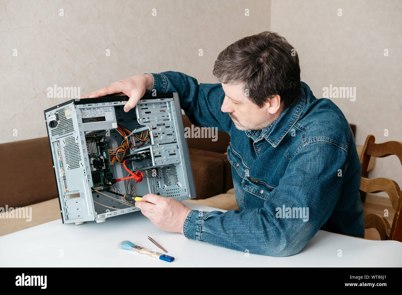 Computer maintenance hi-res stock photography and images - Alamy