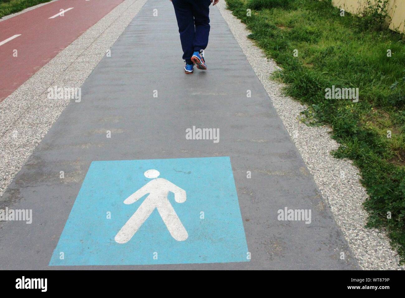 Pedestrian walkway symbol hi-res stock photography and images - Alamy