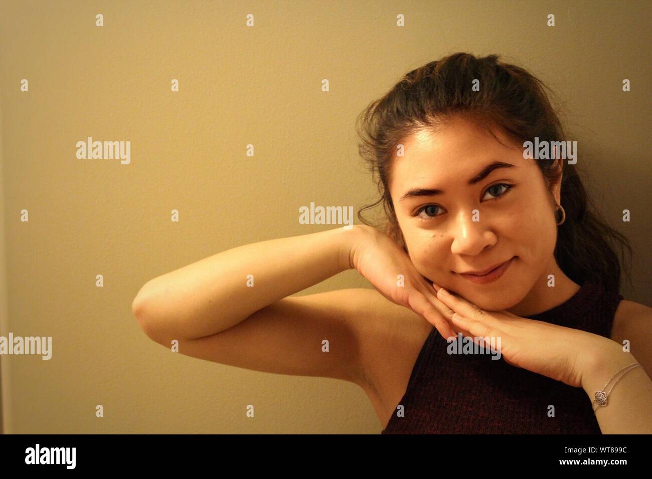 Hands to chin hi-res stock photography and images - Alamy
