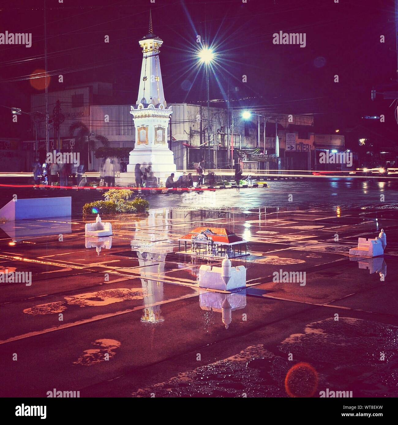 Night puddle hi-res stock photography and images - Alamy