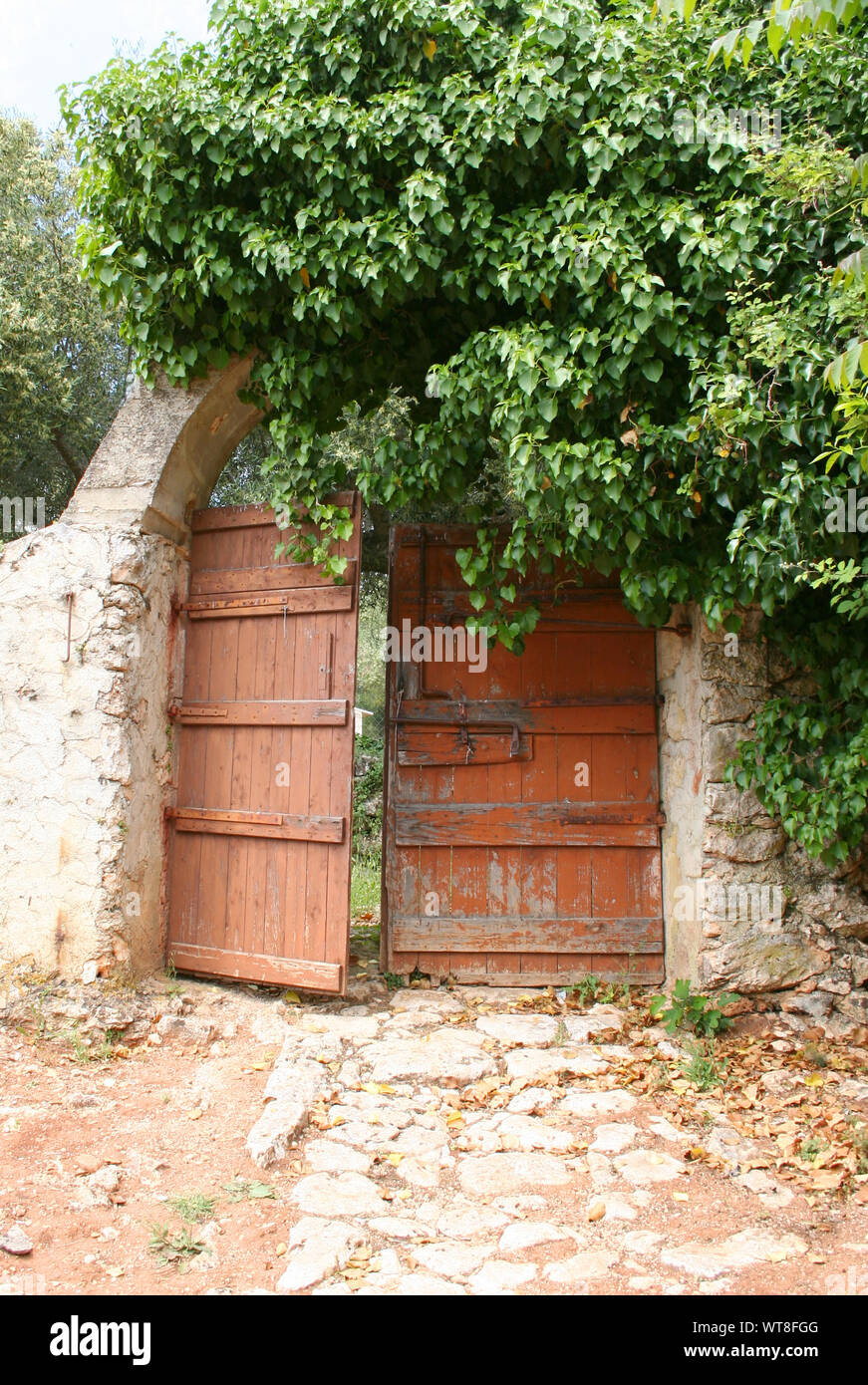Open entrance gate hi-res stock photography and images - Alamy