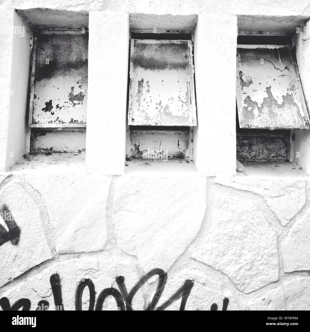 Old rusty windows hi-res stock photography and images - Alamy