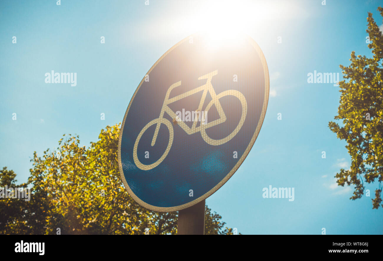 Blue green arrow circle hi-res stock photography and images - Alamy