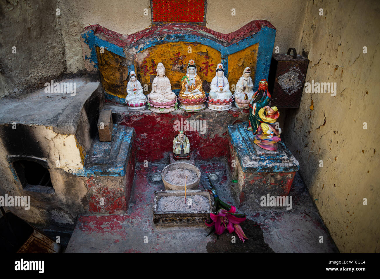 Chinese home altar hi-res stock photography and images - Alamy