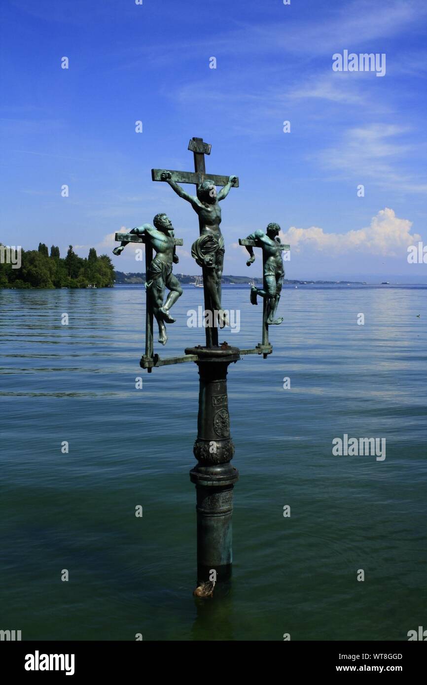 Sculpture in lake hi-res stock photography and images - Alamy
