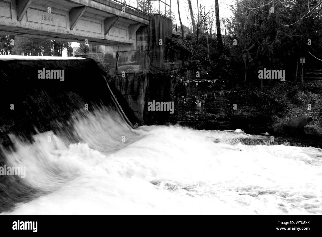 Dam on river hi-res stock photography and images - Alamy