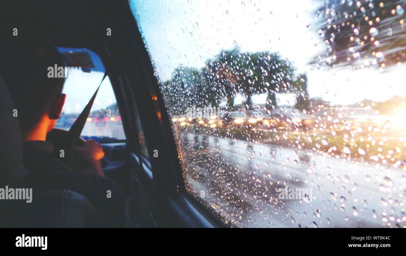 Car driving in rain hi-res stock photography and images - Alamy
