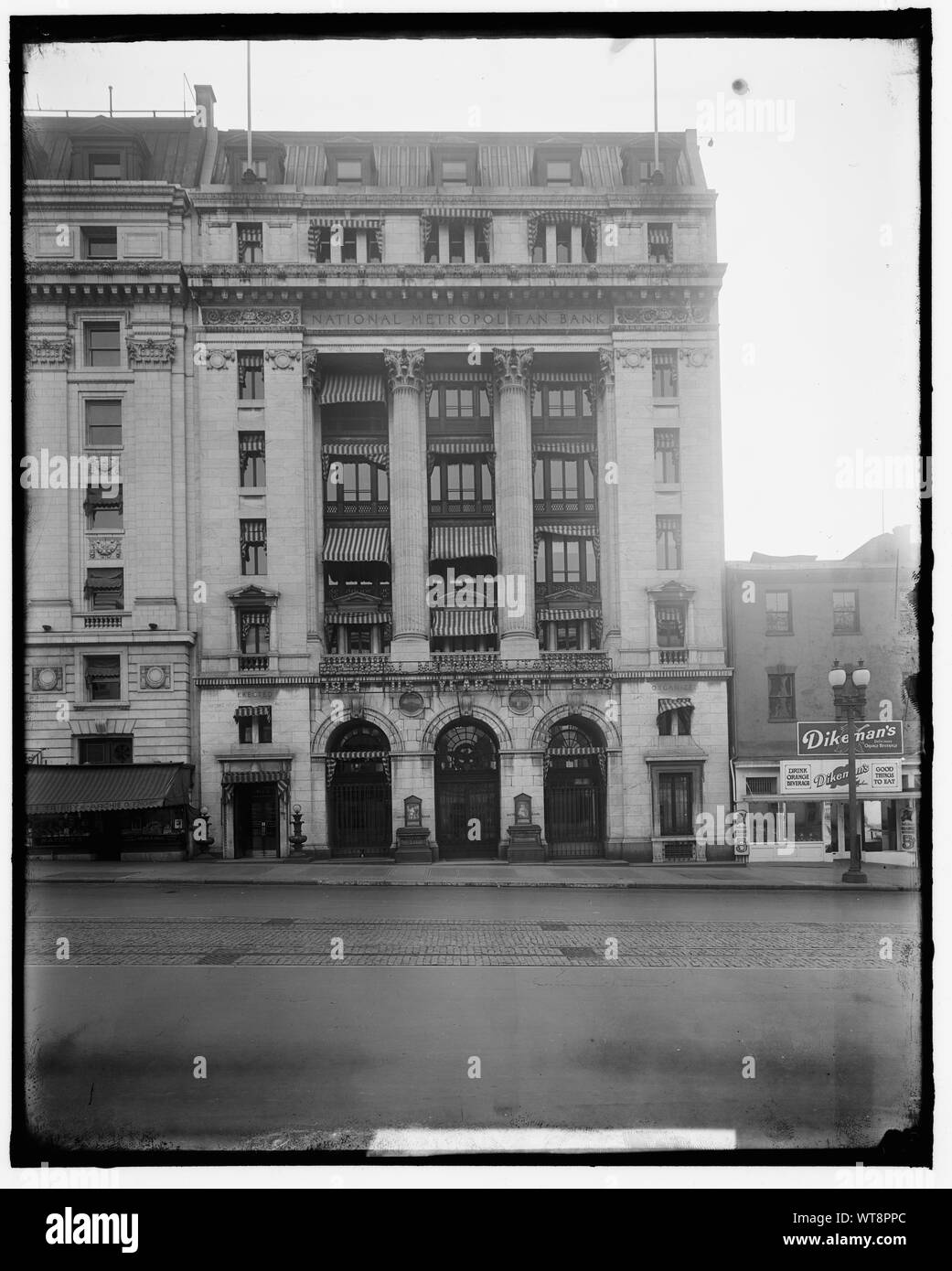 Detail on metropolitan building Black and White Stock Photos & Images ...