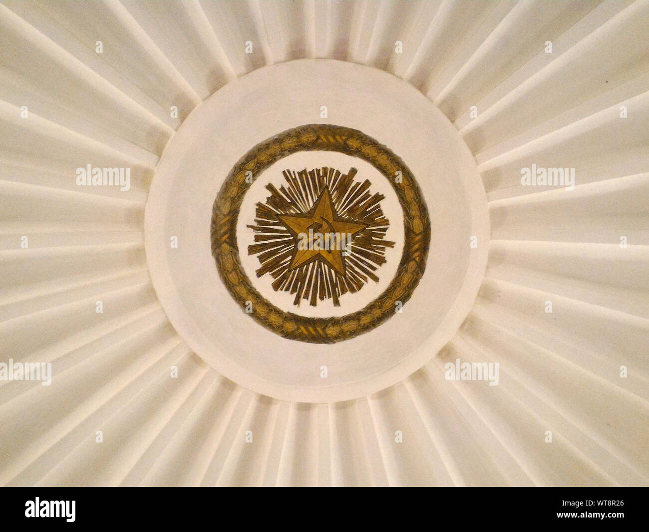 Hammer sickle painted hi-res stock photography and images - Alamy