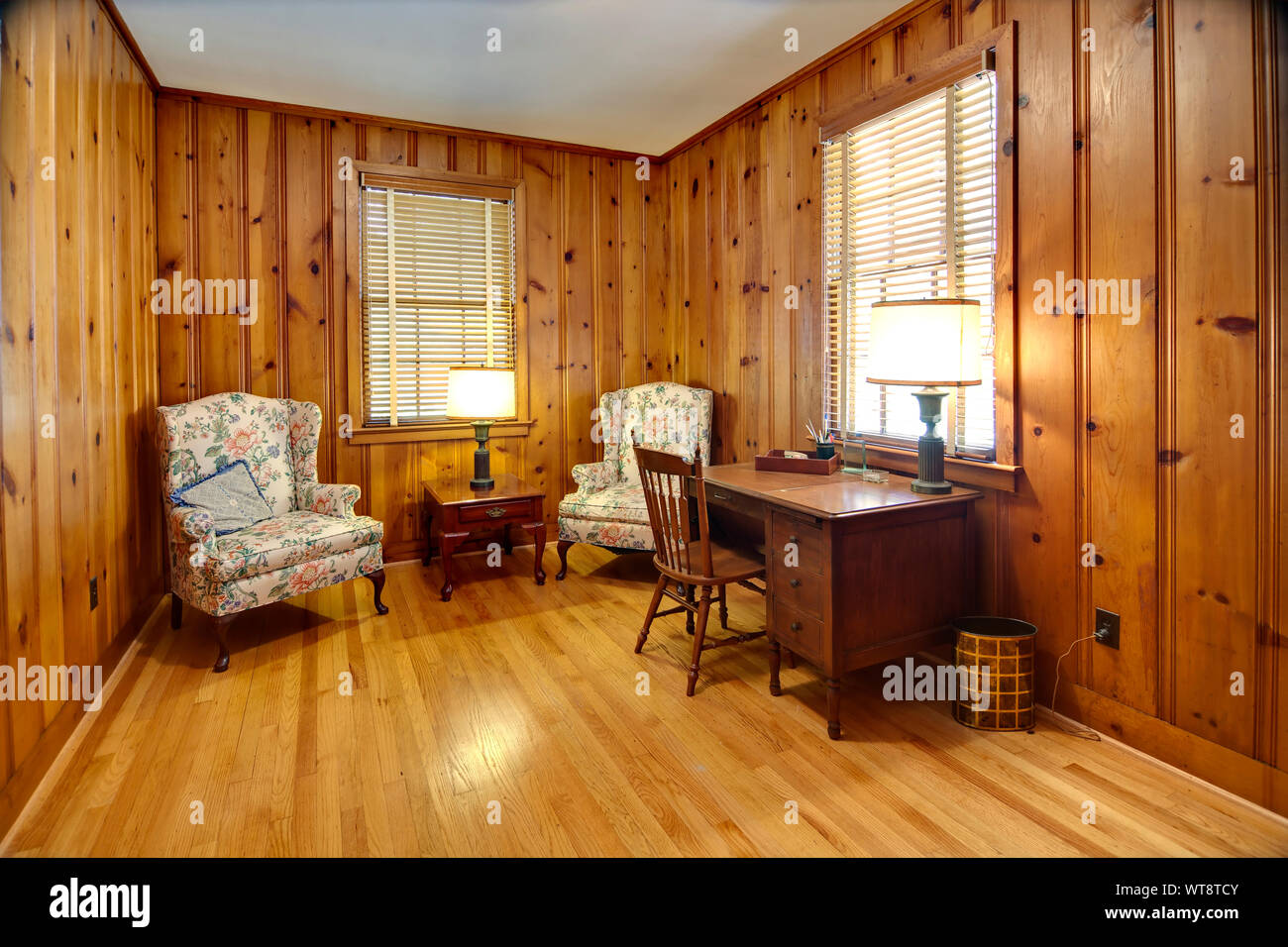 Wood paneled walls hi-res stock photography and images - Alamy