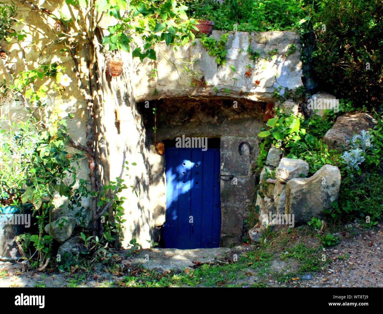 Closed house hi-res stock photography and images - Alamy