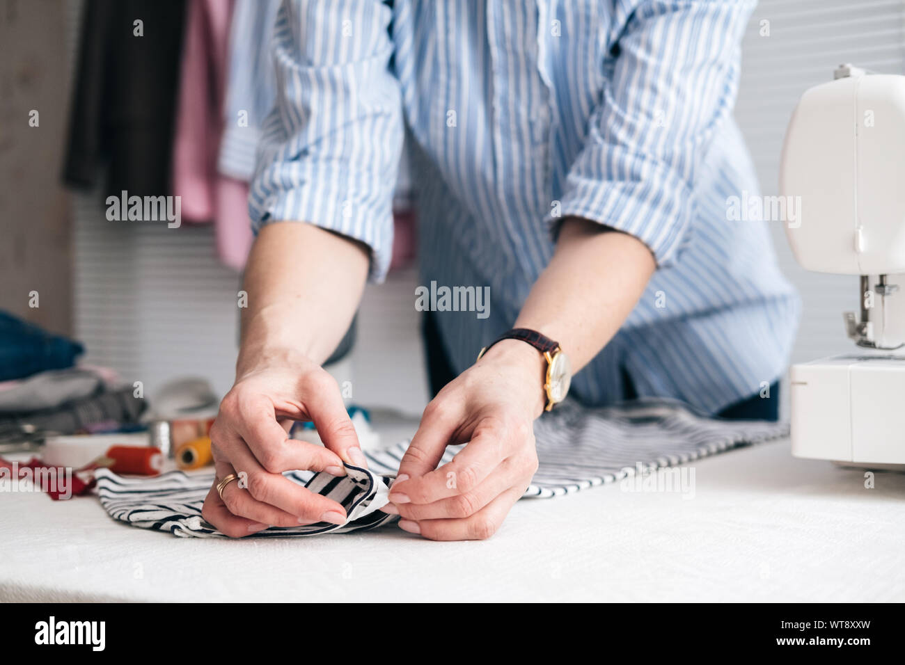 Cutting off label hi-res stock photography and images - Alamy
