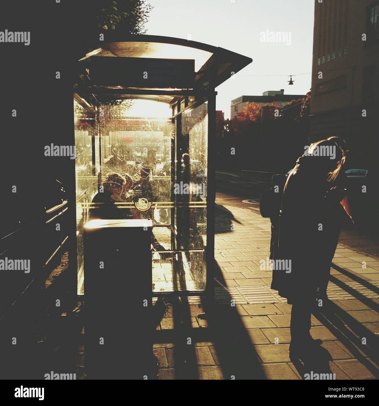 People waiting bus hi-res stock photography and images - Alamy