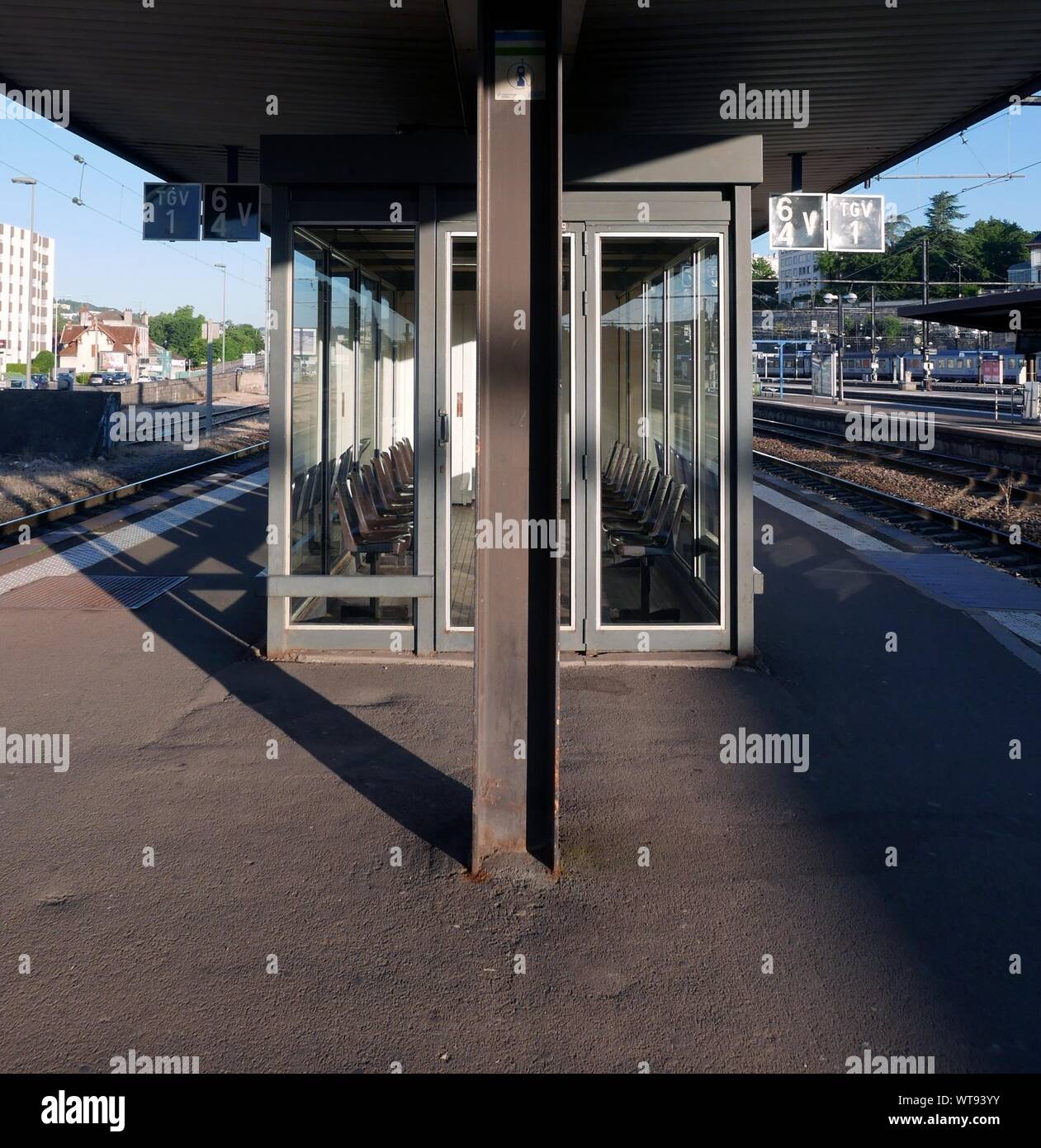 Empty waiting hi-res stock photography and images - Alamy