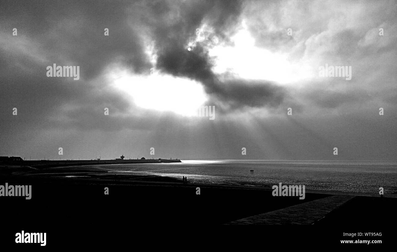 Shining sun with rays hi-res stock photography and images - Alamy