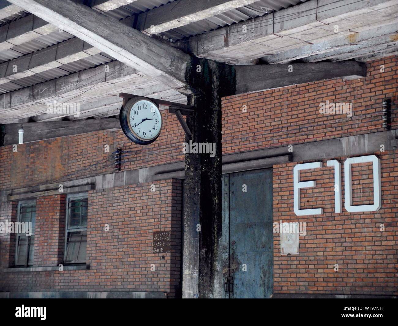 Hanging from beam hi-res stock photography and images - Alamy
