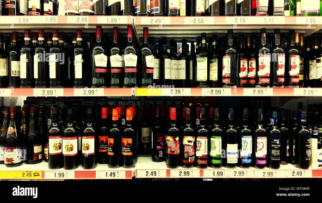 Shot store hi-res stock photography and images - Alamy