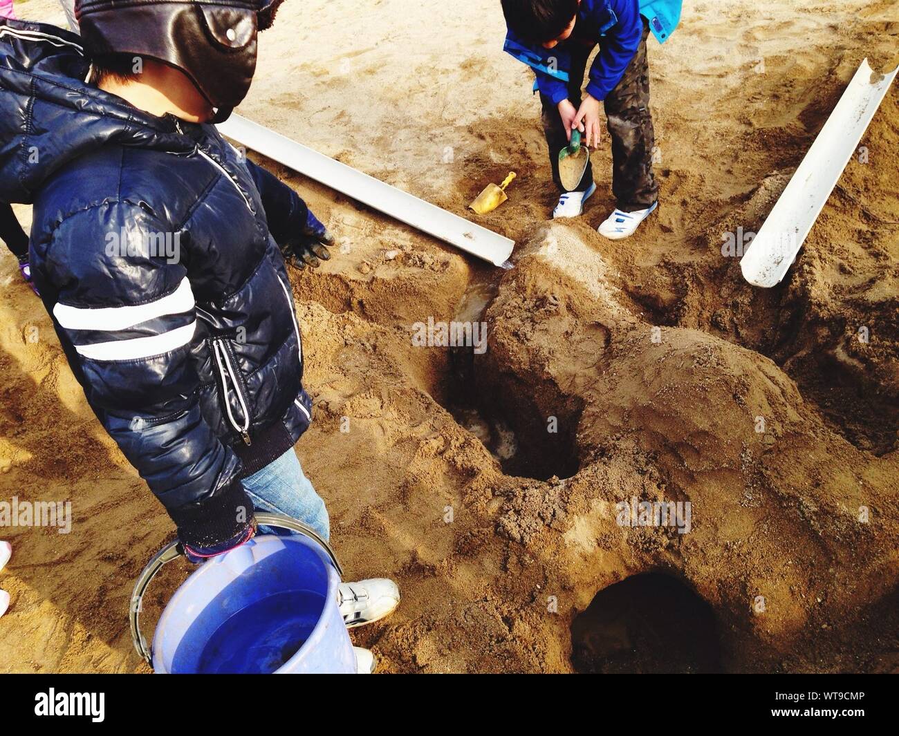 Children digging hi-res stock photography and images - Alamy