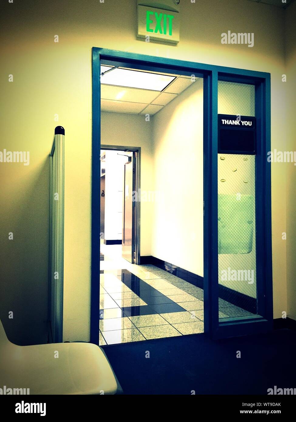 Exit sign above doorway hi-res stock photography and images - Alamy