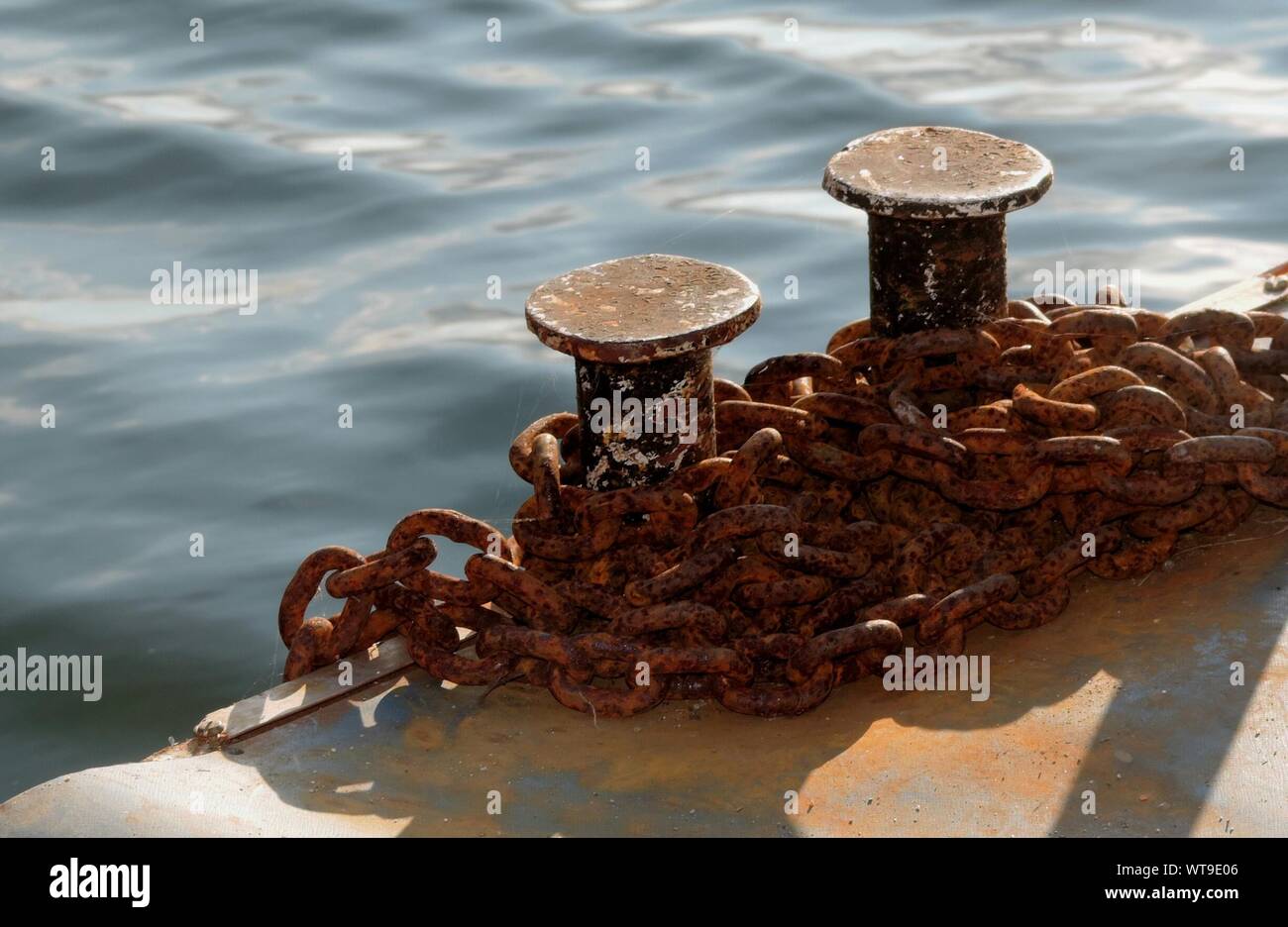 Bollards chain hi-res stock photography and images - Alamy