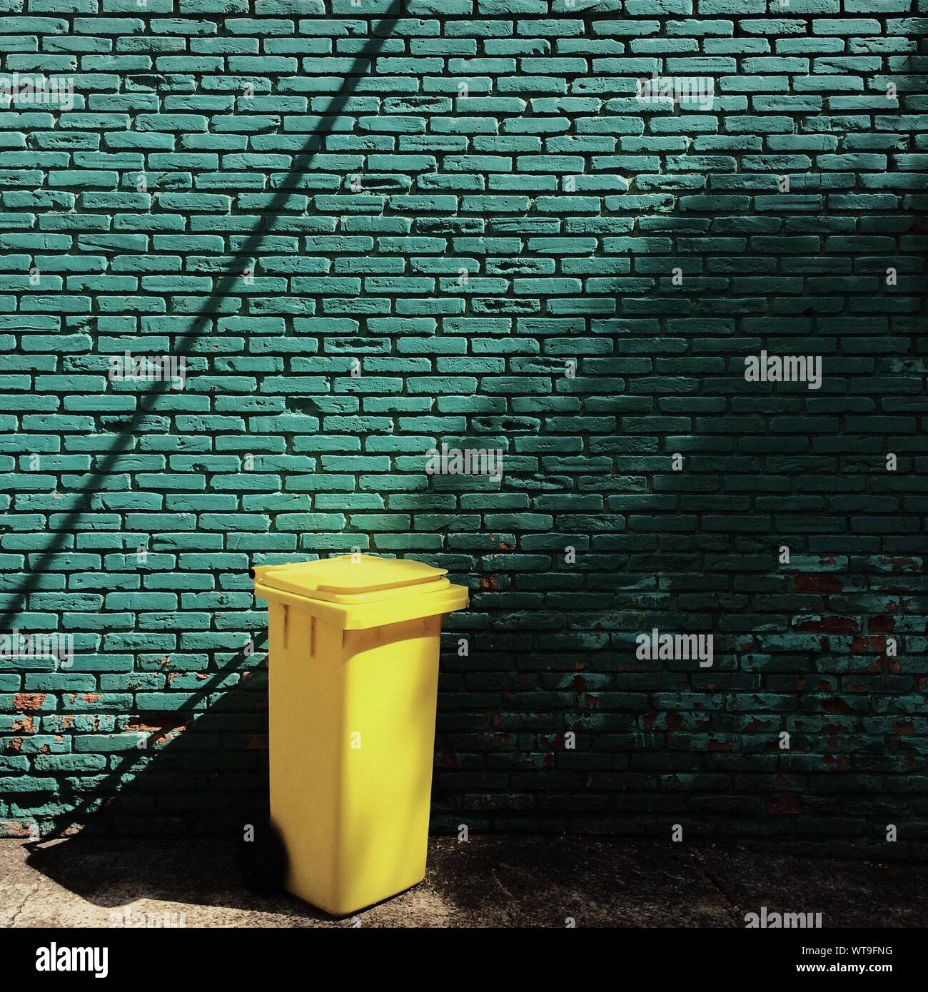 Green garbage bin hi-res stock photography and images - Alamy