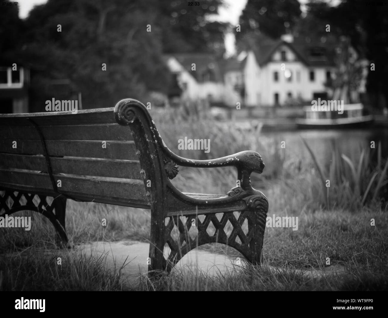 Old bench hi-res stock photography and images - Alamy