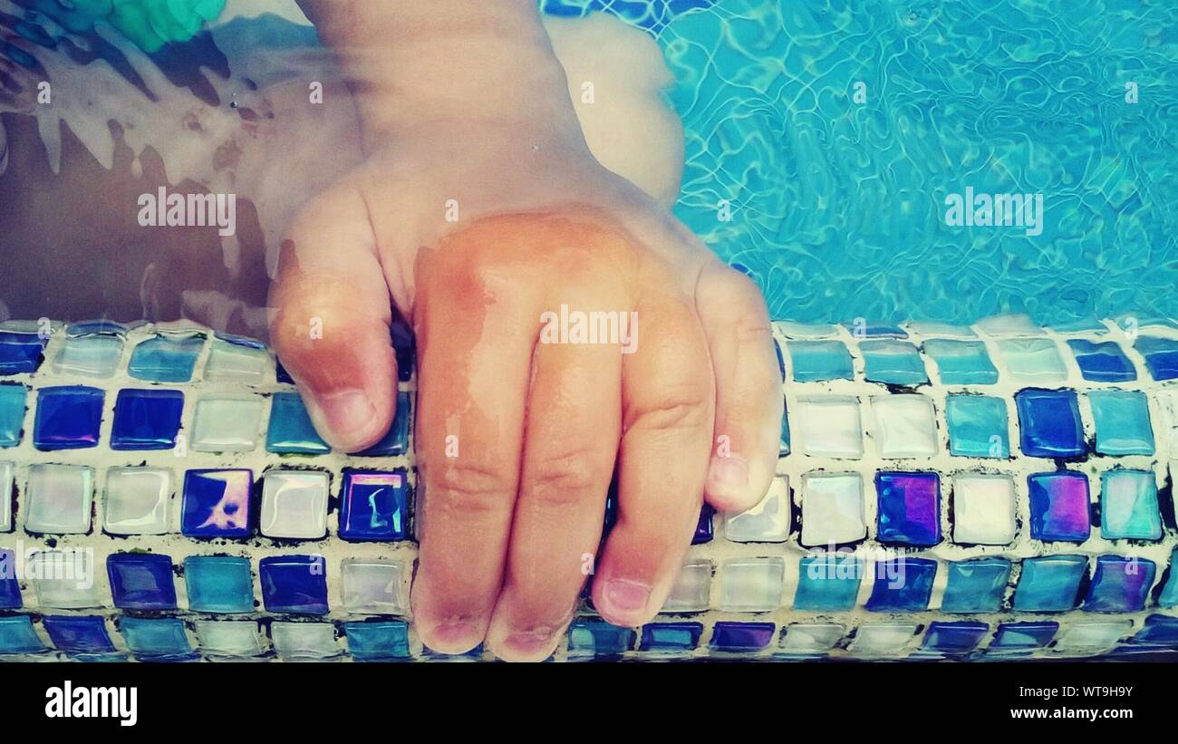 Kids in a pool hi-res stock photography and images - Alamy