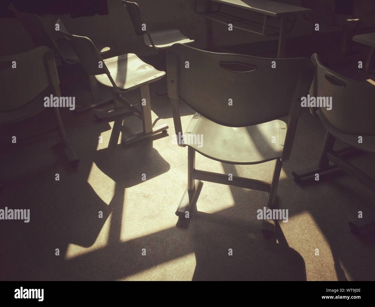 Empty chair classroom hi-res stock photography and images - Alamy