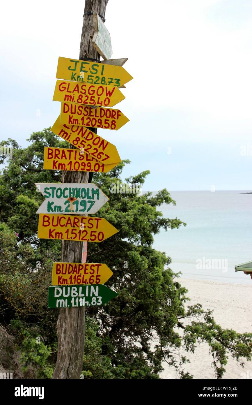 Beach directional signs hi-res stock photography and images - Alamy