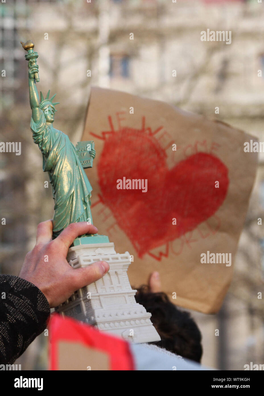 Statue of liberty hand hi-res stock photography and images - Alamy