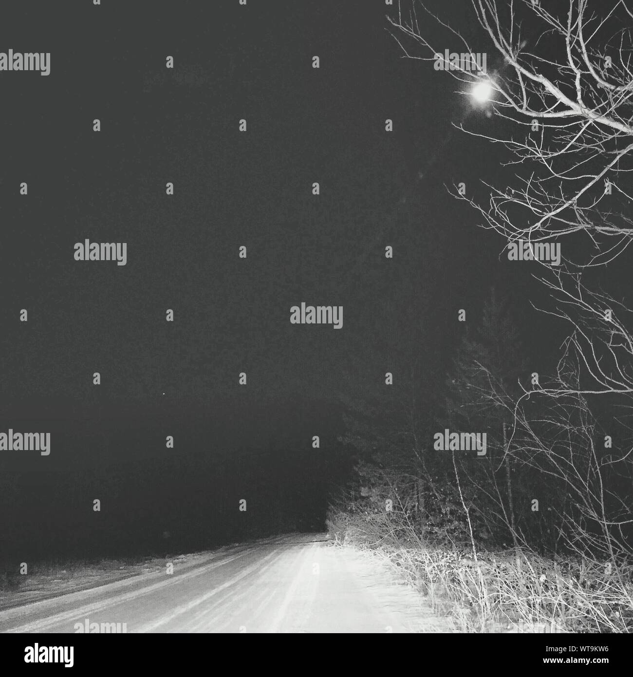 Night country road hi-res stock photography and images - Alamy