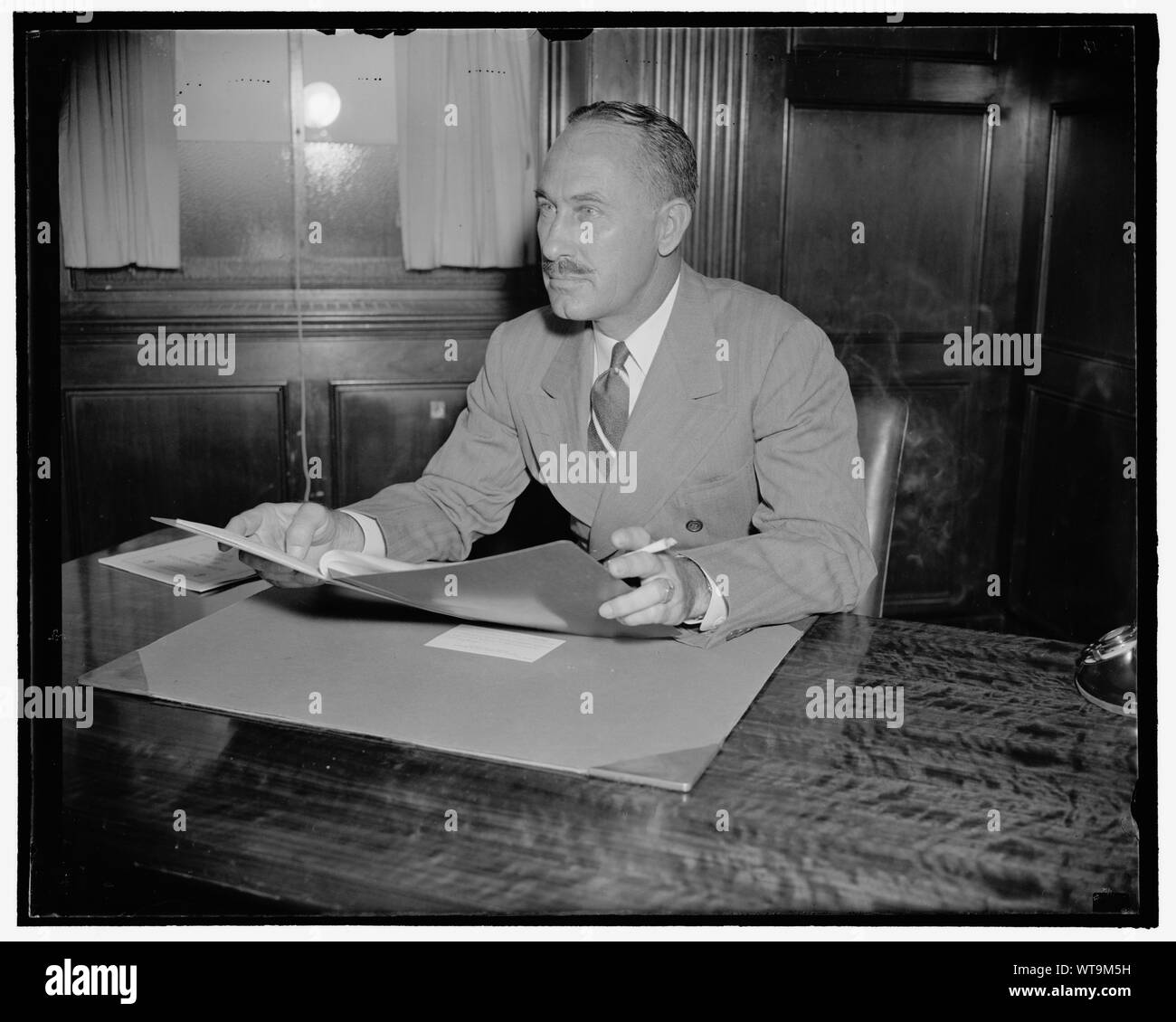Air transportation worker Black and White Stock Photos & Images - Alamy