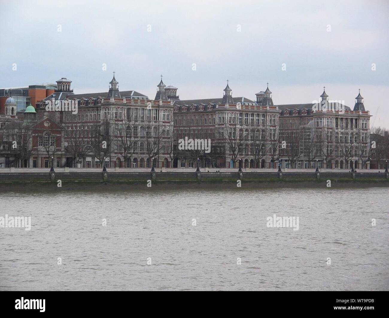 Buildings along the thames hi-res stock photography and images - Alamy