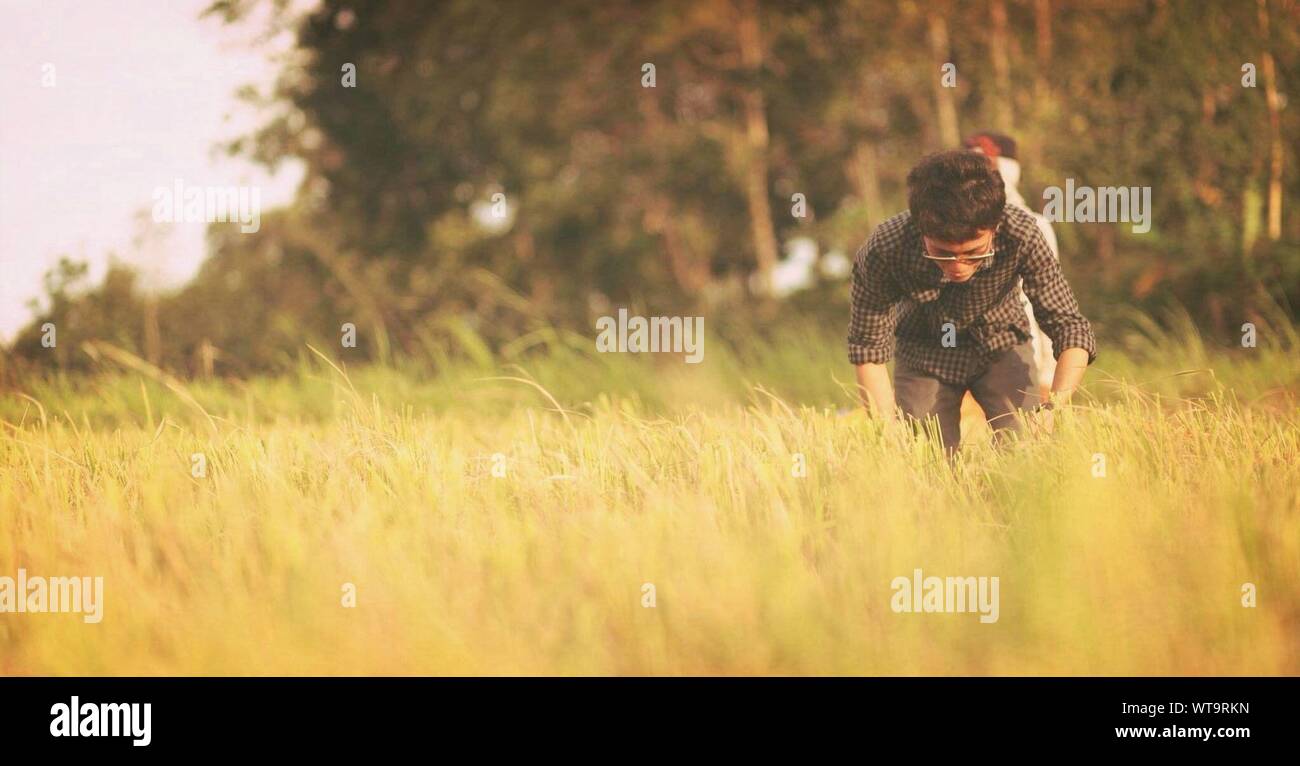 Man bending down hi-res stock photography and images - Alamy