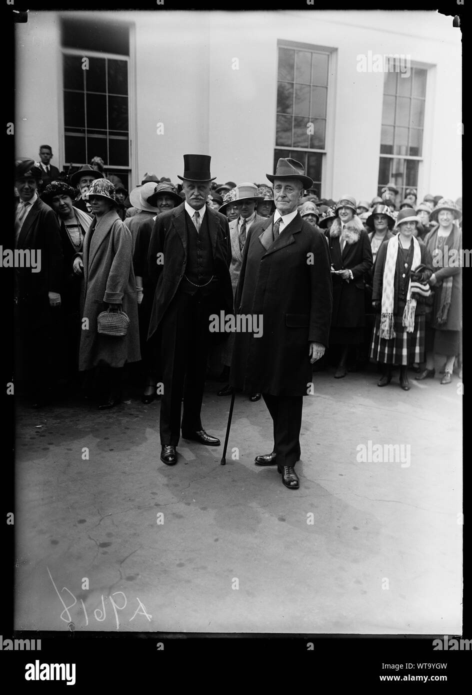 Men and crowd at White House, Washington, D.C Stock Photo - Alamy
