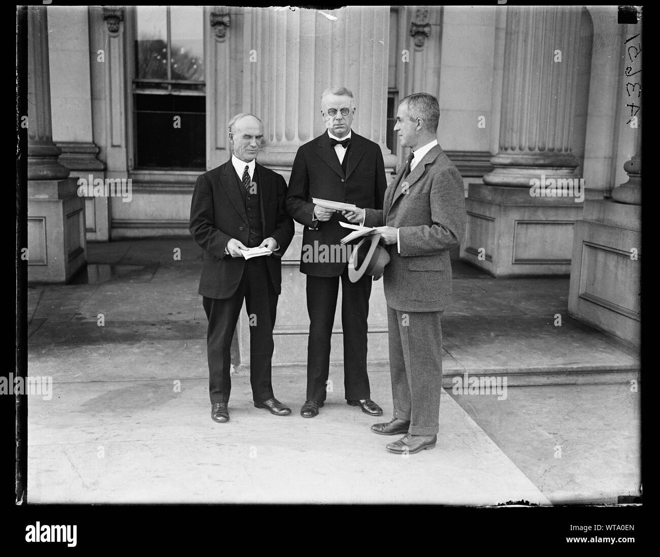 Crowd united states capitol building hi-res stock photography and ...