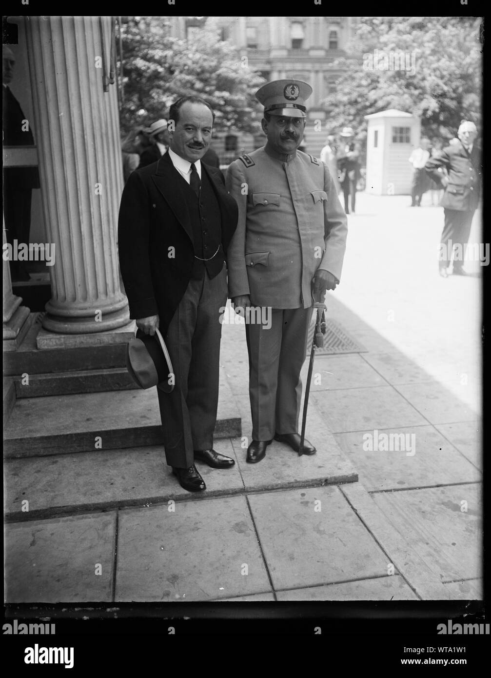 Men at White House, Washington, D.C Stock Photo - Alamy
